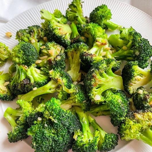 Easy Garlic Broccoli Recipe – Crispy, Flavourful & Ready in 10 Minutes ...